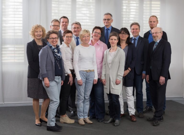 Der neu besetzte Hephata-Aufsichtsrat mit den drei Vorständen (von ...